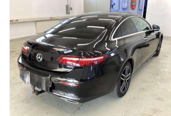 Black Mercedes-Benz E 220 2021 in Radviliskis, with an engine capacity of 1.95 L and mileage of 215 thousand km for 26900 €, photo 4 on AUTOMOTO.COM.LV