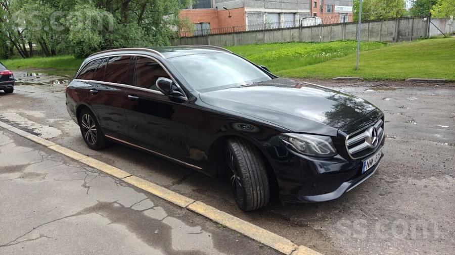 Black Mercedes-Benz E 220 2017 in Riga, with an engine capacity of 2.00 L and mileage of 130 thousand km for 12500 €, photo 1 on AUTOMOTO.COM.LV