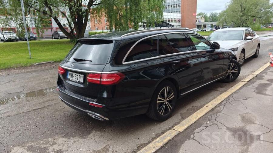 Black Mercedes-Benz E 220 2017 in Riga, with an engine capacity of 2.00 L and mileage of 130 thousand km for 12500 €, photo 3 on AUTOMOTO.COM.LV