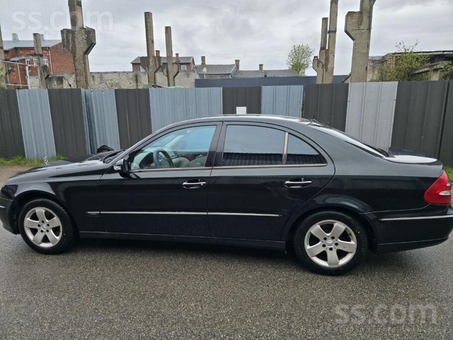 Melns Mercedes-Benz E 220 2002 Liepāja, ar dzinēja tilpumu 2.20 L un nobraukumu 380 tūkst. km par 1600 €, foto 4 vietnē AUTOMOTO.COM.LV