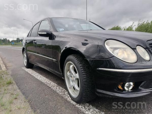 Black Mercedes-Benz E 220 2003 in Rezekne, with an engine capacity of 2.20 L and mileage of 377 thousand km for 33900 €, photo 2 on AUTOMOTO.COM.LV