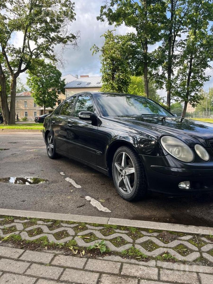 Melns Mercedes-Benz E 220 2003 Rēzekne, ar dzinēja tilpumu 2.20 L un nobraukumu 325 tūkst. km par 1850 €, foto 1 vietnē AUTOMOTO.COM.LV
