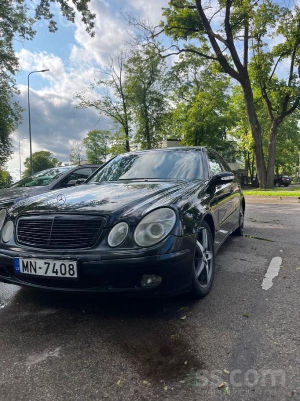Black Mercedes-Benz E 220 2003 in Rezekne, with an engine capacity of 2.20 L and mileage of 325 thousand km for 1850 €, photo 2 on AUTOMOTO.COM.LV