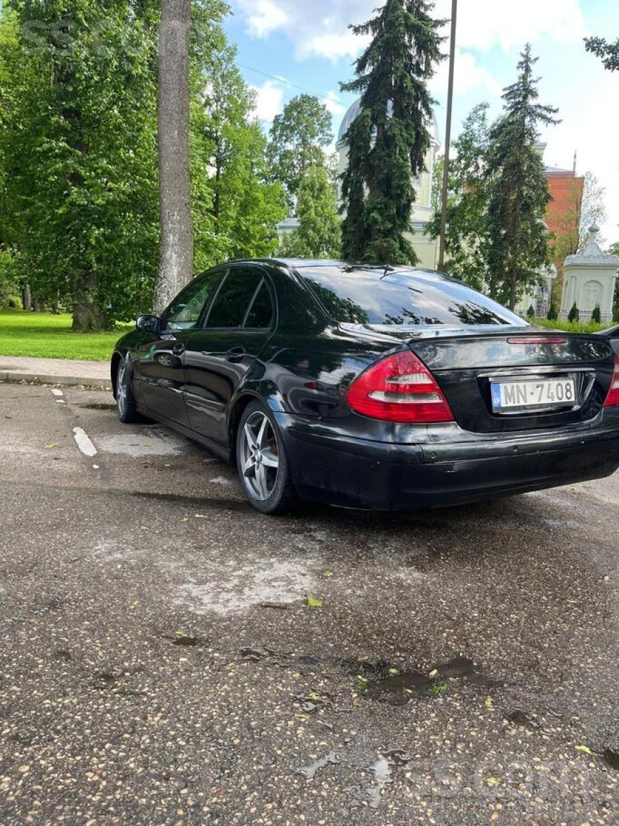 Melns Mercedes-Benz E 220 2003 Rēzekne, ar dzinēja tilpumu 2.20 L un nobraukumu 325 tūkst. km par 1850 €, foto 4 vietnē AUTOMOTO.COM.LV