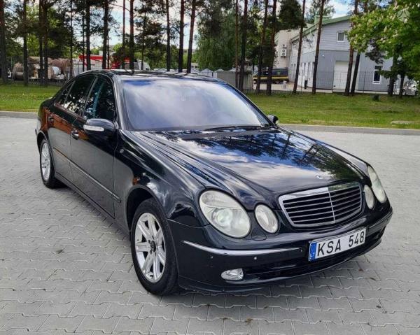 Melns Mercedes-Benz E 220 2003 Šauļi, ar dzinēja tilpumu 2.15 L un nobraukumu 320 tūkst. km par 1990 €, foto 1 vietnē AUTOMOTO.COM.LV