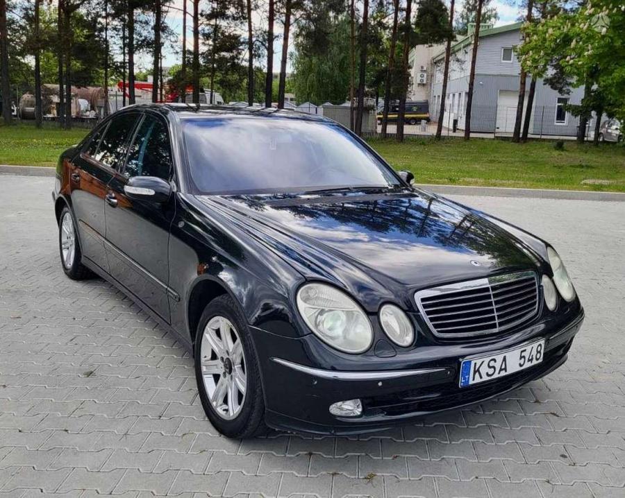 Черный Мерседес E 220 2003 в Шяуляй, объемом двигателя 2.15 л и пробегом 320 тыс. км за 1990 €, фото 1 на AUTOMOTO.COM.LV