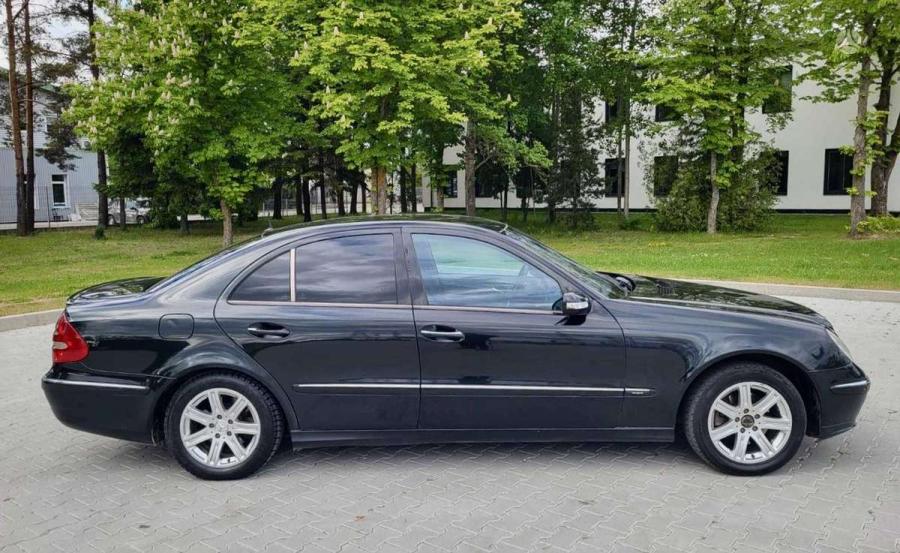 Черный Мерседес E 220 2003 в Шяуляй, объемом двигателя 2.15 л и пробегом 320 тыс. км за 1990 €, фото 4 на AUTOMOTO.COM.LV