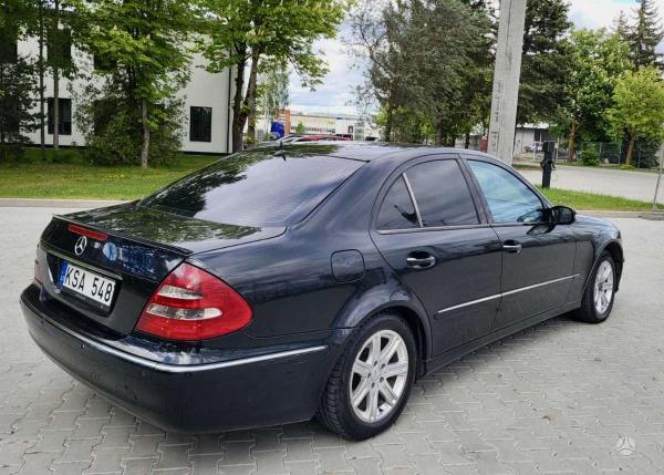 Melns Mercedes-Benz E 220 2003 Šauļi, ar dzinēja tilpumu 2.15 L un nobraukumu 320 tūkst. km par 1990 €, foto 4 vietnē AUTOMOTO.COM.LV
