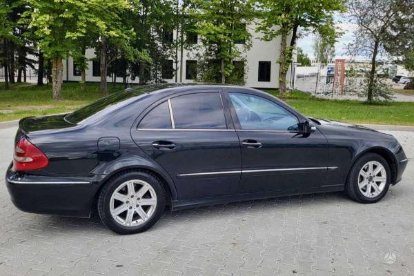 Melns Mercedes-Benz E 220 2003 Šauļi, ar dzinēja tilpumu 2.15 L un nobraukumu 320 tūkst. km par 1990 €, foto 5 vietnē AUTOMOTO.COM.LV
