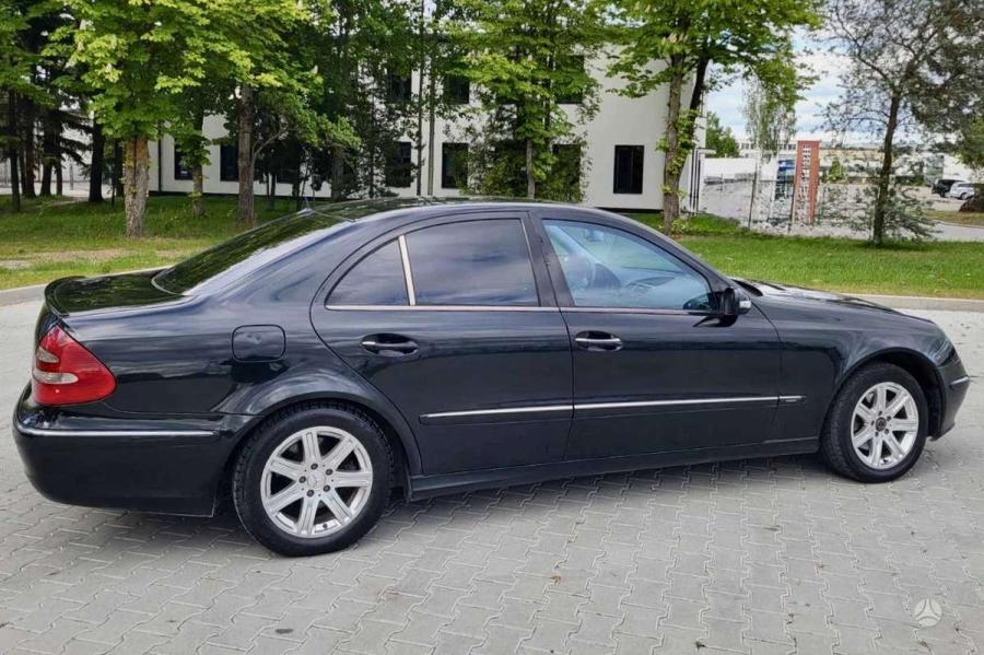Черный Мерседес E 220 2003 в Шяуляй, объемом двигателя 2.15 л и пробегом 320 тыс. км за 1990 €, фото 6 на AUTOMOTO.COM.LV