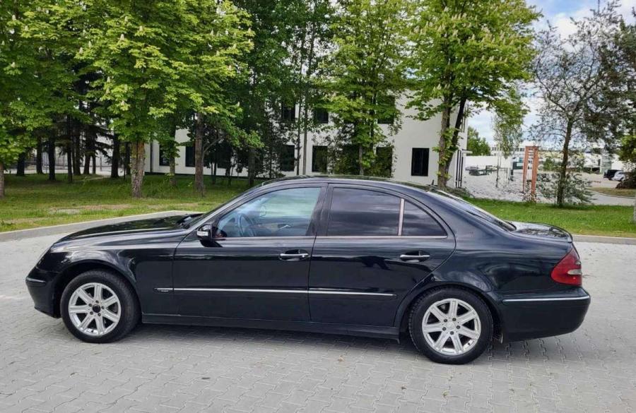 Черный Мерседес E 220 2003 в Шяуляй, объемом двигателя 2.15 л и пробегом 320 тыс. км за 1990 €, фото 10 на AUTOMOTO.COM.LV