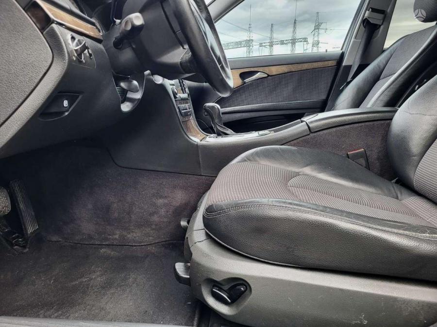 Черный Мерседес E 220 2003 в Шяуляй, объемом двигателя 2.15 л и пробегом 320 тыс. км за 1990 €, фото 19 на AUTOMOTO.COM.LV