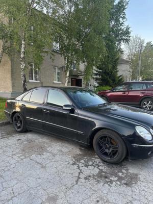 Черный Мерседес E 220 2004 в Таллин, объемом двигателя 2.20 л и пробегом 330 тыс. км за 650 €, фото  на AUTOMOTO.COM.LV