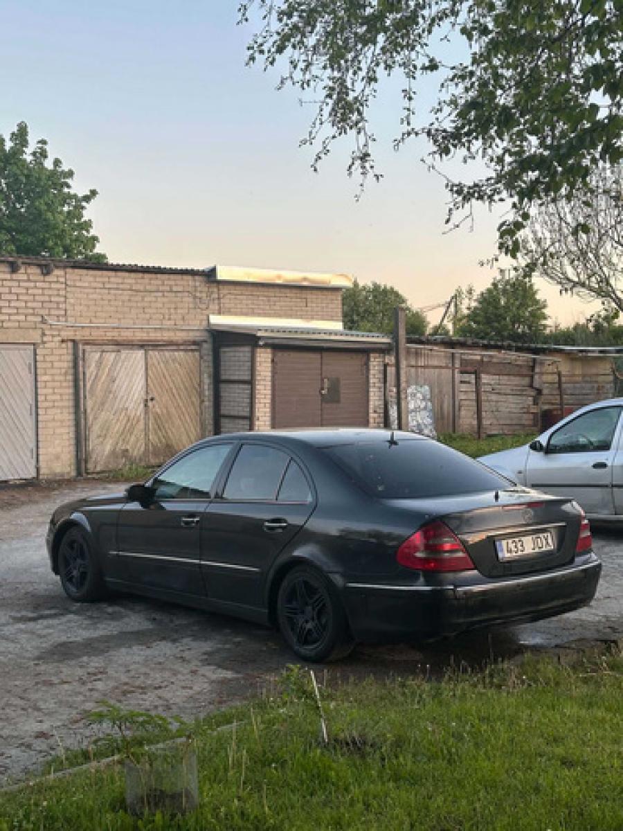 Черный Мерседес E 220 2004 в Таллин, объемом двигателя 2.20 л и пробегом 330 тыс. км за 650 €, фото 3 на AUTOMOTO.COM.LV