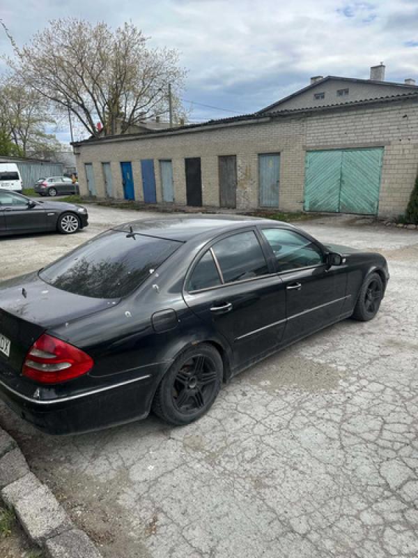 Melns Mercedes-Benz E 220 2004 Tallina, ar dzinēja tilpumu 2.20 L un nobraukumu 330 tūkst. km par 650 €, foto 4 vietnē AUTOMOTO.COM.LV