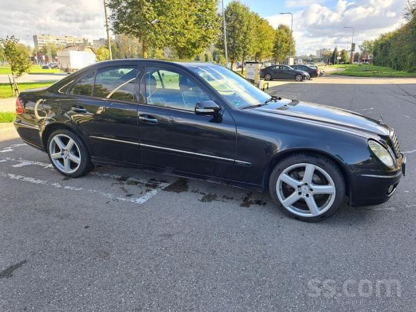 Black Mercedes-Benz E 220 2006 in Riga, with an engine capacity of 2.20 L and mileage of 331 thousand km for 4850 €, photo 3 on AUTOMOTO.COM.LV