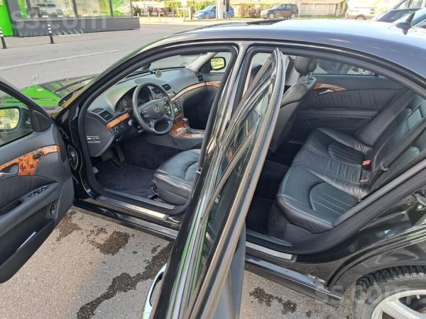Black Mercedes-Benz E 220 2006 in Riga, with an engine capacity of 2.20 L and mileage of 331 thousand km for 4850 €, photo 8 on AUTOMOTO.COM.LV