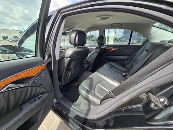 Melns Mercedes-Benz E 220 2006 Kauņa, ar dzinēja tilpumu 2.15 L un nobraukumu 285 tūkst. km par 3450 €, foto 6 vietnē AUTOMOTO.COM.LV