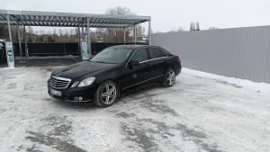 Black Mercedes-Benz E 220 2009 in Joniskis, with an engine capacity of 2.10 L and mileage of 356 thousand km for 5950 €, photo 4 on AUTOMOTO.COM.LV
