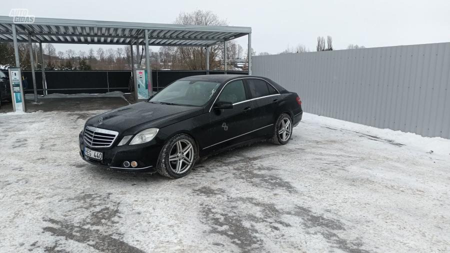 Black Mercedes-Benz E 220 2009 in Joniskis, with an engine capacity of 2.10 L and mileage of 356 thousand km for 5950 €, photo 4 on AUTOMOTO.COM.LV