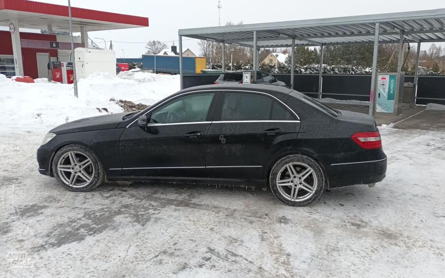 Black Mercedes-Benz E 220 2009 in Joniskis, with an engine capacity of 2.10 L and mileage of 356 thousand km for 5950 €, photo 6 on AUTOMOTO.COM.LV