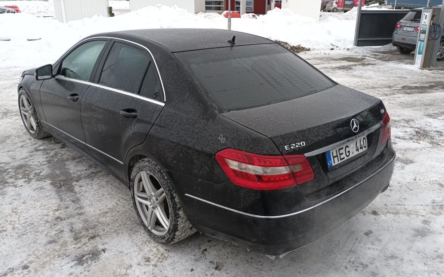 Black Mercedes-Benz E 220 2009 in Joniskis, with an engine capacity of 2.10 L and mileage of 356 thousand km for 5950 €, photo 7 on AUTOMOTO.COM.LV