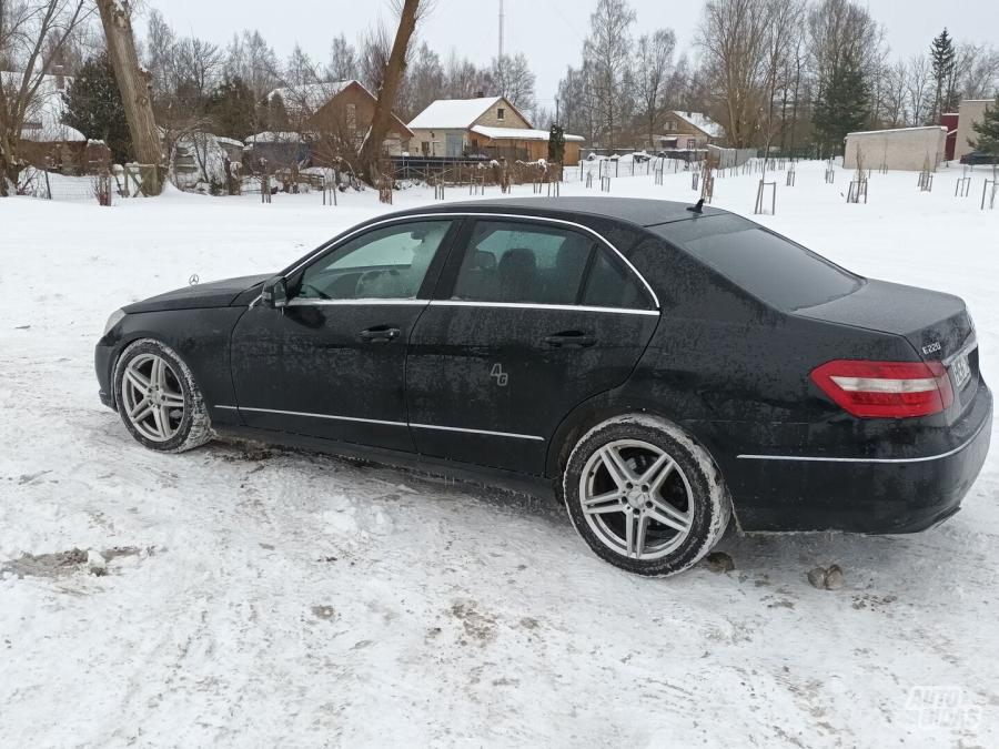 Black Mercedes-Benz E 220 2009 in Joniskis, with an engine capacity of 2.10 L and mileage of 356 thousand km for 5950 €, photo 14 on AUTOMOTO.COM.LV