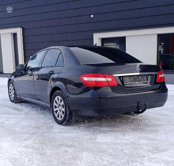 Black Mercedes-Benz E 220 2009 in Kaunas, with an engine capacity of 2.14 L and mileage of 312 thousand km for 4999 €, photo 3 on AUTOMOTO.COM.LV