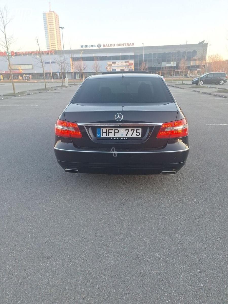 Black Mercedes-Benz E 220 2009 in Klaipeda, with an engine capacity of 2.10 L and mileage of 390 thousand km for 5200 €, photo 9 on AUTOMOTO.COM.LV