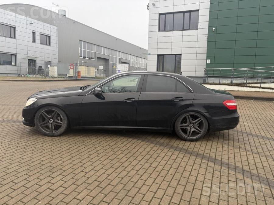 Черный Мерседес E 220 2009 в Рига, объемом двигателя 2.10 л и пробегом 255 тыс. км за 5500 €, фото 1 на AUTOMOTO.COM.LV