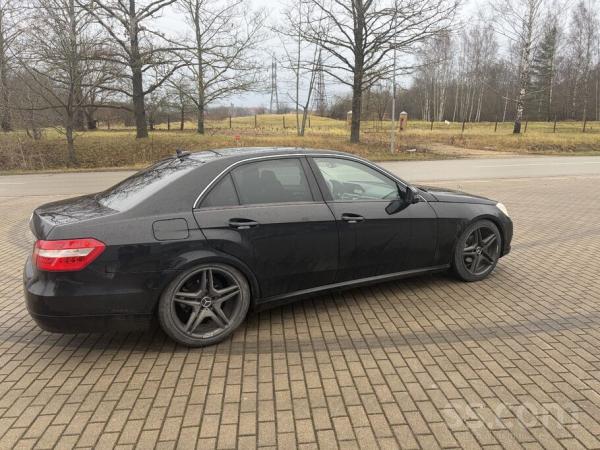 Black Mercedes-Benz E 220 2009 in Riga, with an engine capacity of 2.10 L and mileage of 255 thousand km for 5500 €, photo 3 on AUTOMOTO.COM.LV