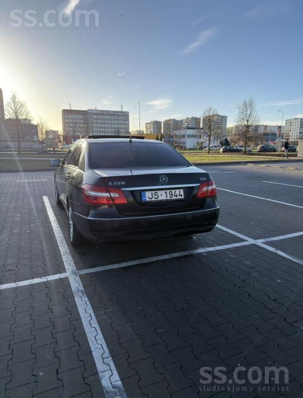 Black Mercedes-Benz E 220 2010 in Riga, with an engine capacity of 2.20 L and mileage of 417 thousand km for 6000 €, photo 5 on AUTOMOTO.COM.LV