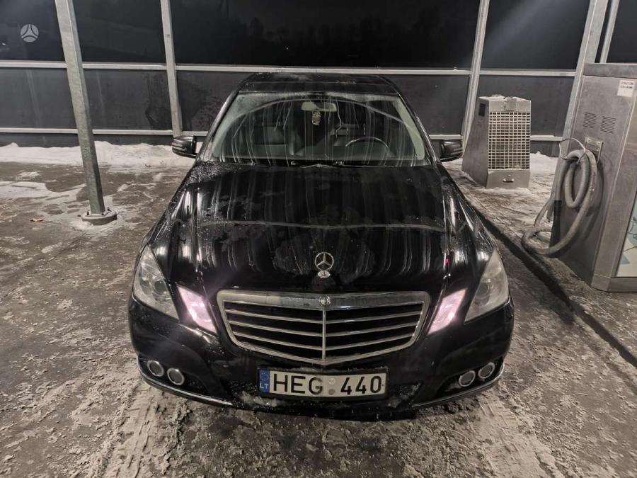 Black Mercedes-Benz E 220 2010 in Joniskis, with an engine capacity of 2.14 L and mileage of 356 thousand km for 5950 €, photo 3 on AUTOMOTO.COM.LV