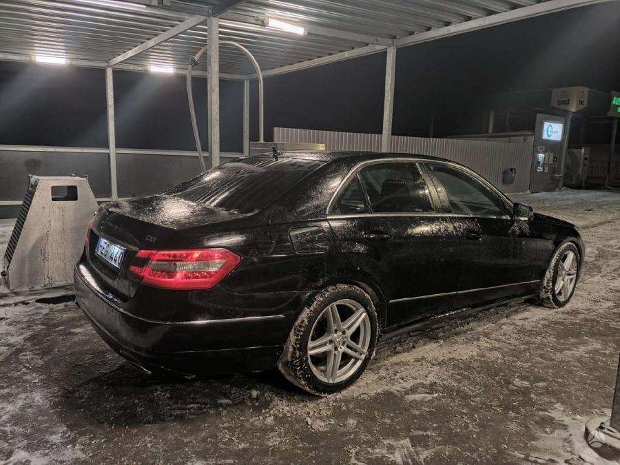 Black Mercedes-Benz E 220 2010 in Joniskis, with an engine capacity of 2.14 L and mileage of 356 thousand km for 5950 €, photo 8 on AUTOMOTO.COM.LV