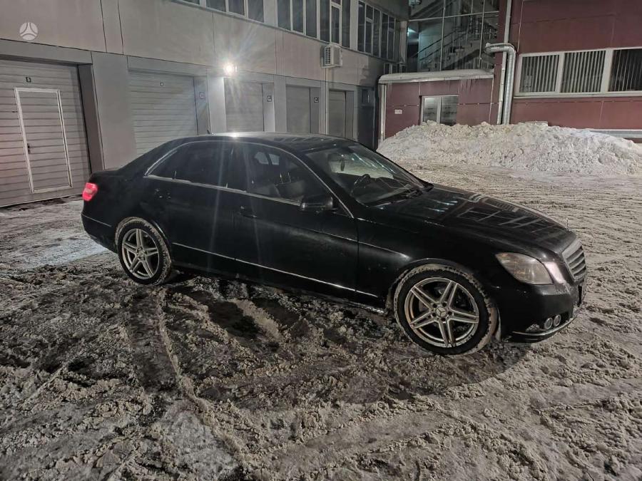 Black Mercedes-Benz E 220 2010 in Joniskis, with an engine capacity of 2.14 L and mileage of 356 thousand km for 5950 €, photo 9 on AUTOMOTO.COM.LV