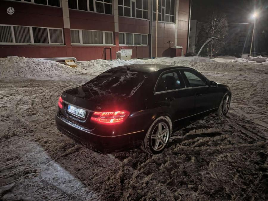 Black Mercedes-Benz E 220 2010 in Joniskis, with an engine capacity of 2.14 L and mileage of 356 thousand km for 5950 €, photo 10 on AUTOMOTO.COM.LV