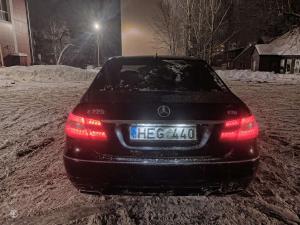 Black Mercedes-Benz E 220 2010 in Joniskis, with an engine capacity of 2.14 L and mileage of 356 thousand km for 5950 €, photo 11 on AUTOMOTO.COM.LV