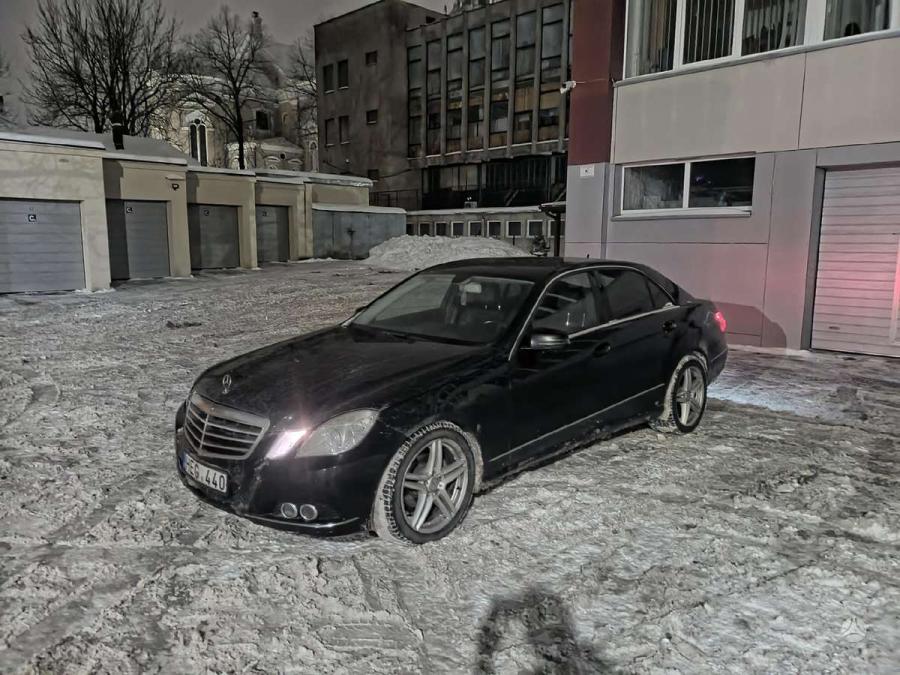 Black Mercedes-Benz E 220 2010 in Joniskis, with an engine capacity of 2.14 L and mileage of 356 thousand km for 5950 €, photo 13 on AUTOMOTO.COM.LV