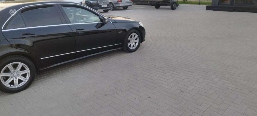 Black Mercedes-Benz E 220 2010 in Taurage, with an engine capacity of 2.10 L and mileage of 320 thousand km for 6099 €, photo 8 on AUTOMOTO.COM.LV