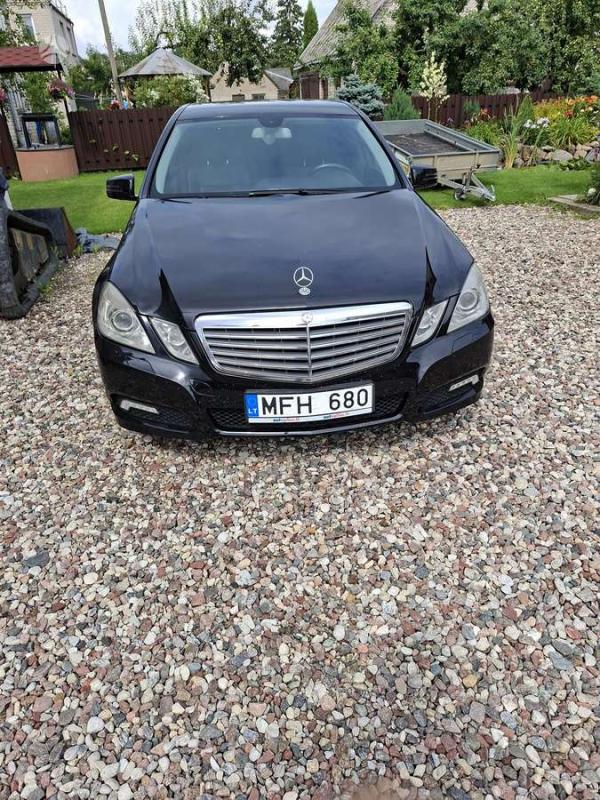 Black Mercedes-Benz E 220 2010 in Vilkaviskis, with an engine capacity of 2.14 L and mileage of 224 thousand km for 4999 €, photo 1 on AUTOMOTO.COM.LV