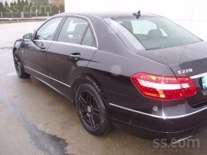 Black Mercedes-Benz E 220 2011 in Riga, with an engine capacity of 2.20 L and mileage of 264 thousand km for 7900 €, photo 4 on AUTOMOTO.COM.LV