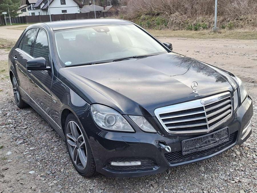 Black Mercedes-Benz E 220 2011 in Silute, with an engine capacity of 2.20 L and mileage of 313 thousand km for 2600 €, photo 3 on AUTOMOTO.COM.LV