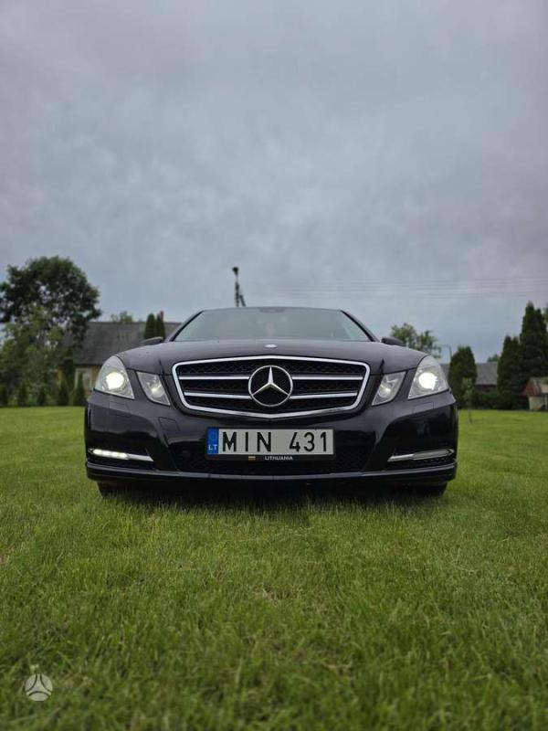 Черный Мерседес E 220 2011 в Швенчёнис, объемом двигателя 2.14 л и пробегом 356 тыс. км за 6000 €, фото 1 на AUTOMOTO.COM.LV