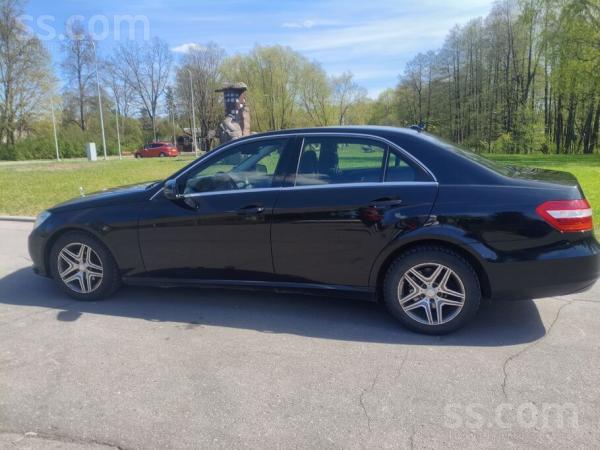 Черный Мерседес E 220 2012 в Рига, объемом двигателя 2.20 л и пробегом 262 тыс. км за 8500 €, фото 2 на AUTOMOTO.COM.LV