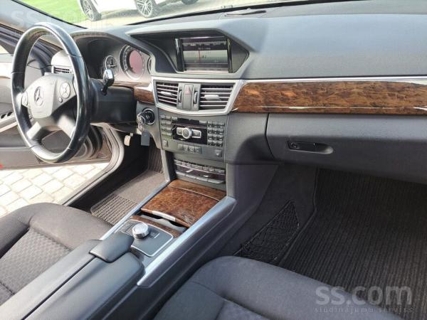Черный Мерседес E 220 2012 в Рига, объемом двигателя 2.20 л и пробегом 262 тыс. км за 8500 €, фото 3 на AUTOMOTO.COM.LV