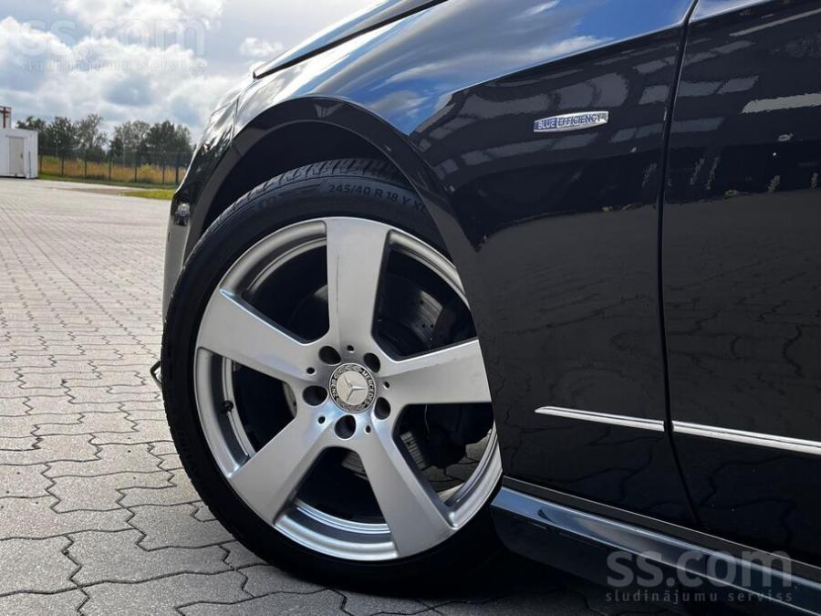 Black Mercedes-Benz E 220 2012 in Riga, with an engine capacity of 2.20 L and mileage of 332 thousand km for 7000 €, photo 5 on AUTOMOTO.COM.LV