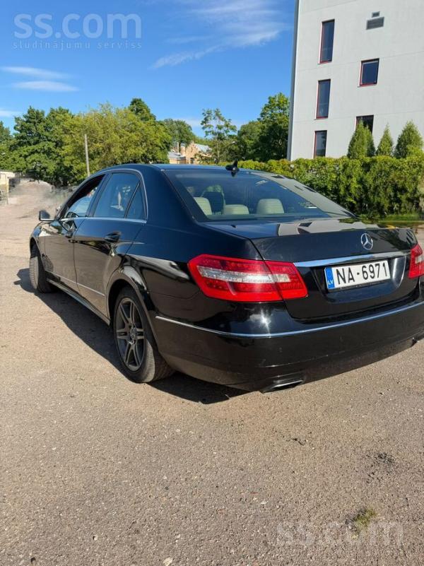 Черный Мерседес E 220 2012 в Рига, объемом двигателя 2.20 л и пробегом 432 тыс. км за 7500 €, фото 2 на AUTOMOTO.COM.LV