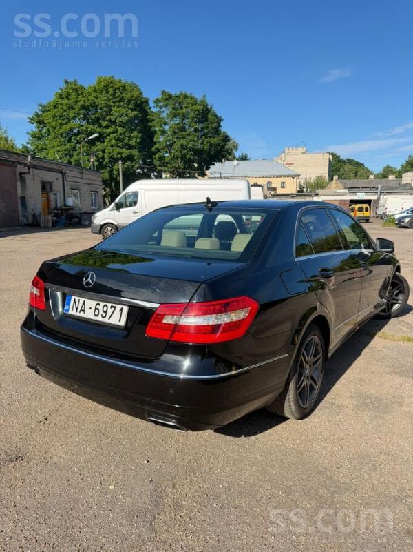 Черный Мерседес E 220 2012 в Рига, объемом двигателя 2.20 л и пробегом 432 тыс. км за 7500 €, фото 3 на AUTOMOTO.COM.LV