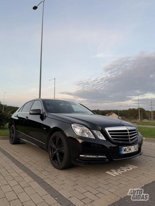 Black Mercedes-Benz E 220 2012 in Kaunas, with an engine capacity of 2.20 L and mileage of 401 thousand km for 6800 €, photo 4 on AUTOMOTO.COM.LV