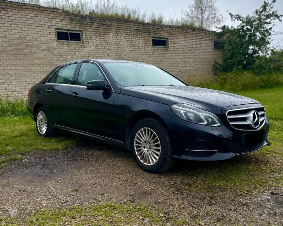 Черный Мерседес E 220 2013 в Радвилишкис, объемом двигателя 2.14 л и пробегом 400 тыс. км за 4950 €, фото 3 на AUTOMOTO.COM.LV